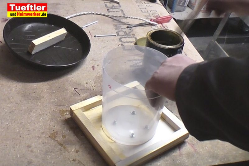 Vogelfutterhäuschen mit Futterspender schnell selbst gebaut